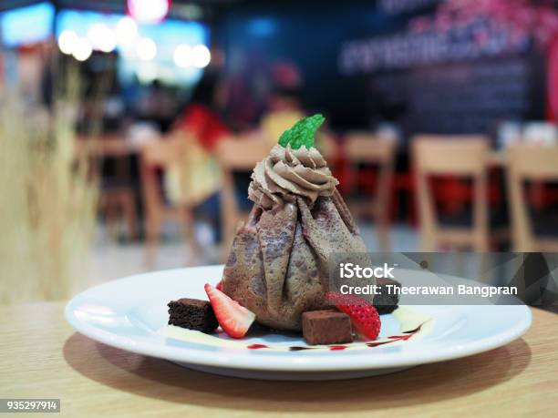 Sepiring Crepe Cokelat Lezat Dengan Es Krim Vanila Di Dalamnya Dihiasi