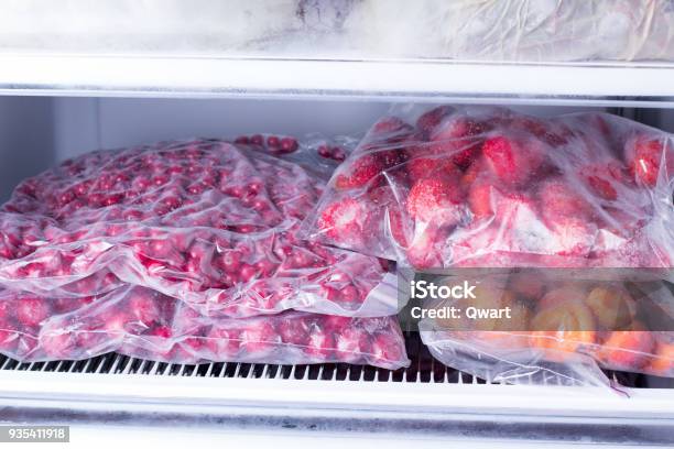 Buah Beri Beku Dan Buahbuahan Dalam Tas Dalam Freezer Merapatkan Foto