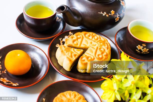Mooncake 및 차 음식과 음료 중국어 중순가 축제 흰색 배경에 고립 0명에 대한 스톡 사진 및 기타 이미지 0명