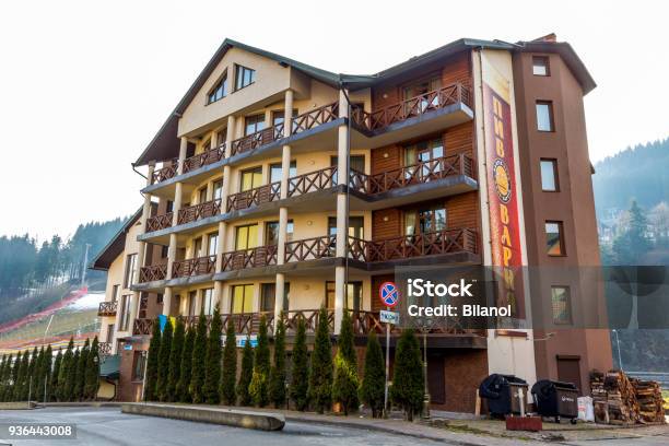 Bukovel 우크라이나에서 키 큰 아파트 건물의 호텔입니다 산악 지역에 주거 건축 술입니다 0명에 대한 스톡 사진 및 기타