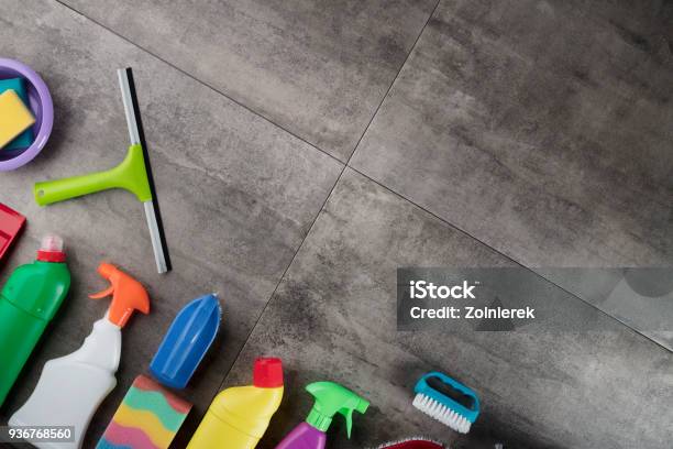 Housecleaning 개념입니다 색상형 회색 타일에 제품을 청소입니다 상위 뷰는 총 인쇄 술에 대 한 장소입니다 가사