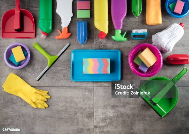 Housecleaning 개념입니다 색상형 회색 타일에 제품을 청소입니다 상위 뷰는 총 인쇄 술에 대 한 장소입니다 가사