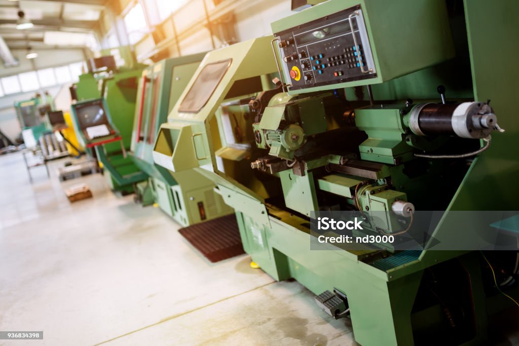 Cnc 기계를 갖춘 공장 Cnc 장치에 대한 스톡 사진 및 기타 이미지 Cnc 장치 건강관리와 의술 고객 서비스 담당자