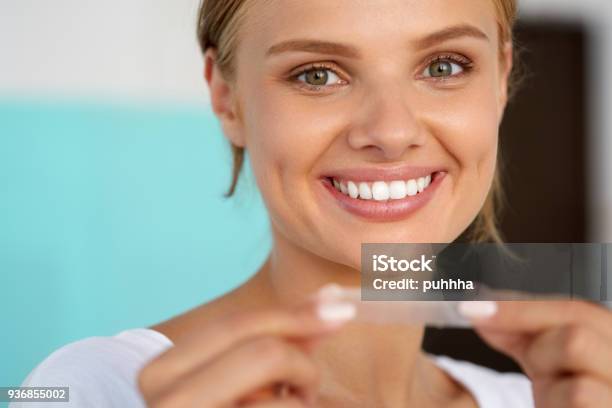 Mujer Con Dientes Blancos Sanos Mediante Los Dientes Que Blanquean ... Mujer Con Dientes Blancos Sanos Mediante Los Dientes Que Blanquean ...