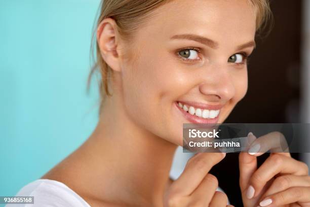 Mujer Con Dientes Blancos Sanos Mediante Los Dientes Que Blanquean ... Mujer Con Dientes Blancos Sanos Mediante Los Dientes Que Blanquean ...