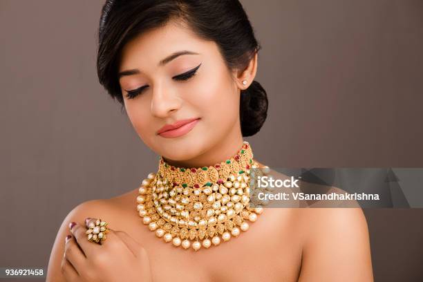 Potret Wanita Muda India Yang Cantik Dengan Perhiasan Foto Stok Unduh