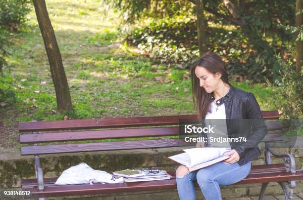 Gadis Muda Yang Cantik Atau Kuliah Dengan Kacamata Duduk Di Bangku Di ... Gadis Muda Yang Cantik Atau Kuliah Dengan Kacamata Duduk Di Bangku Di ...