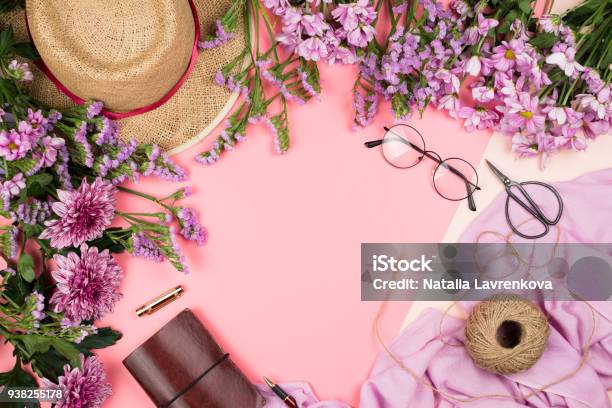 Flatlay 핑크 국화 꽃 꼬기 밀 짚 모자 핑크 스카프 안경 및 노트북 파스텔 배경 프레임 배열 Copyspace 가마 인력