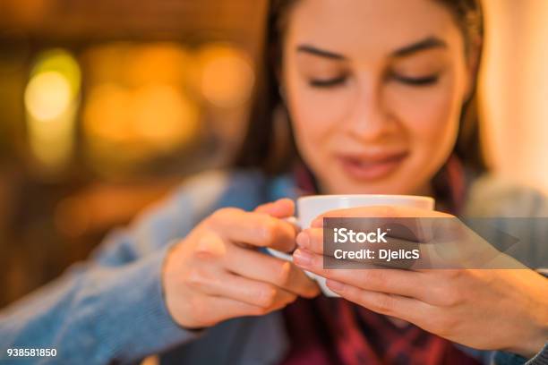 Wanita Muda Yang Bahagia Minum Kopi Di Kafe Foto Stok - Unduh Gambar ... Wanita Muda Yang Bahagia Minum Kopi Di Kafe Foto Stok - Unduh Gambar ...