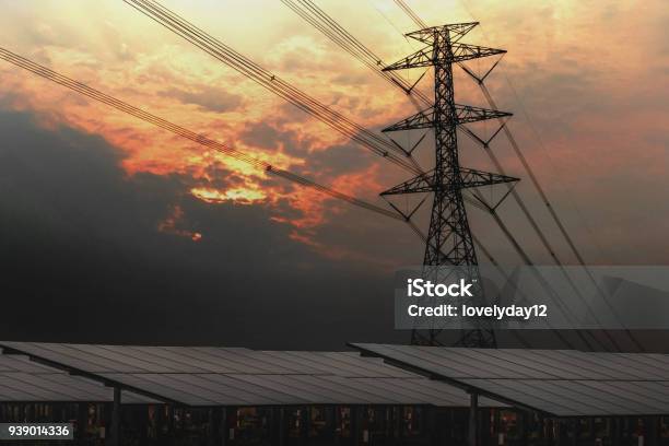 Tiang Listrik Dengan Panel Surya Dan Matahari Terbenam Konsep