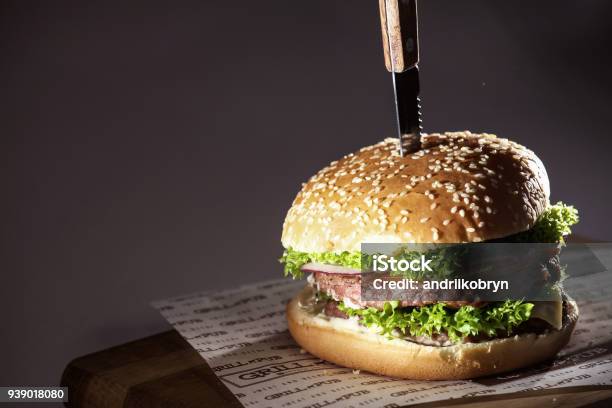 Vegetablesh 및 샐러드 잎 크고 신선한 맛 있는 고기 햄버거 공예 종이 조각에 배치 고기에 대한 스톡 사진 및 기타