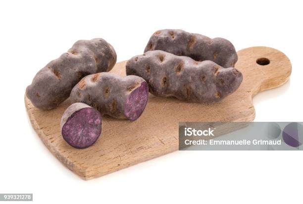 Vitelotte 나무 절단 보드에 더미에서 보라색 감자 보라색에 대한 스톡 사진 및 기타 이미지 보라색 생감자 0명