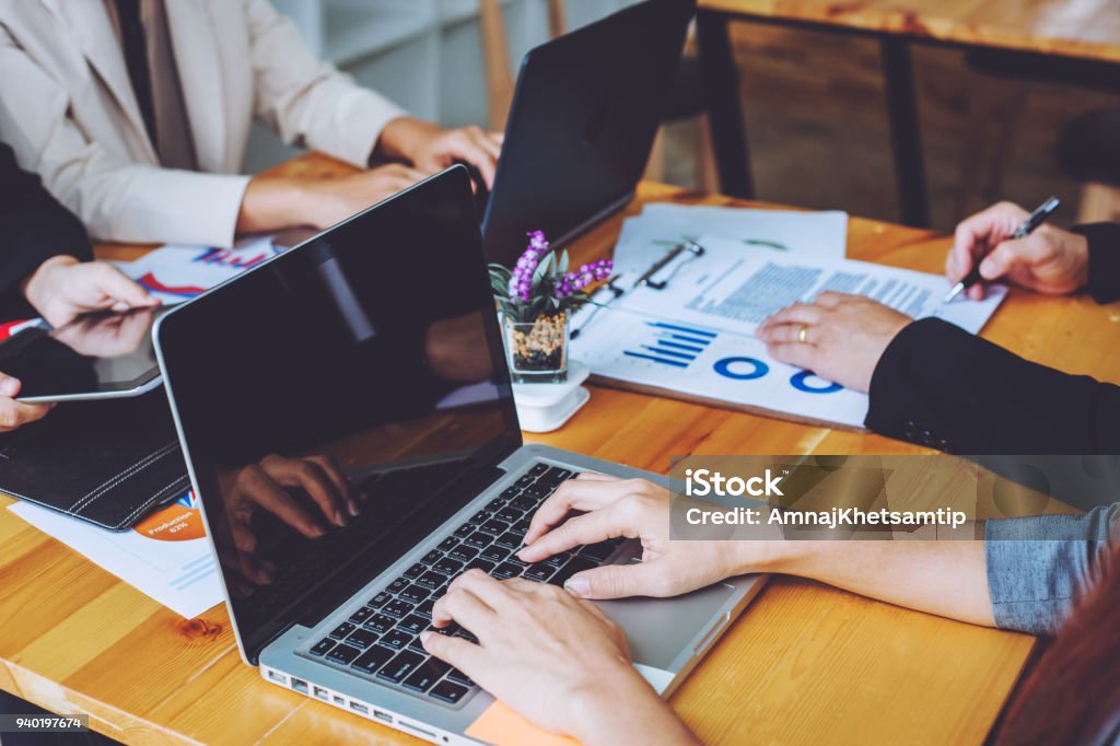Pebisnis Memenuhi Waktu Bekerja Dengan Proyek Startup Baru Presentasi ... Pebisnis Memenuhi Waktu Bekerja Dengan Proyek Startup Baru Presentasi ...