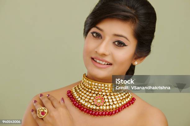 Potret Wanita Muda India Yang Cantik Dengan Perhiasan Yang Indah Foto