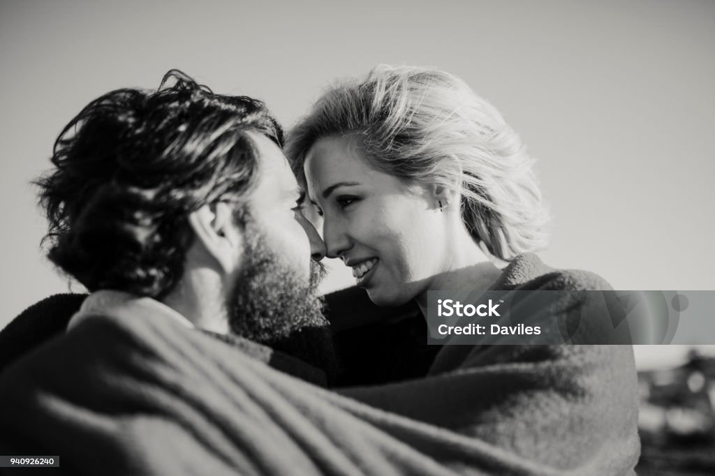 Photo Libre De Droit De Bouchent Le Portrait Du Couple Sembrassant À