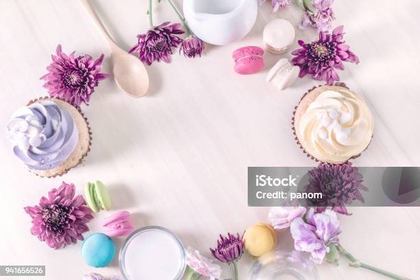 Macarons 또는 마카롱과 빈티지 파스텔에 우유와 컵 케이크 디저트 달콤한 색상을 먹고 아름 다운 0명에 대한 스톡 사진 및