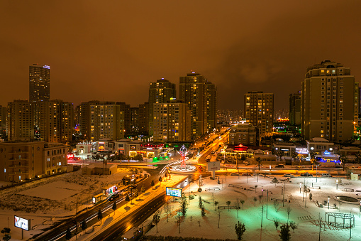 Atasehir Anatolian 쪽 터키 이스탄불의 도시에서 눈 밤 동안 금융 지구 근처 고층 빌딩 0명에 대한 스톡 사진 및
