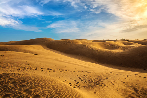 Jaisalmer Thar의 모래 언덕 활기찬 무디 하늘 석양에 라자 스 탄 사막 사막에 대한 스톡 사진 및 기타 이미지