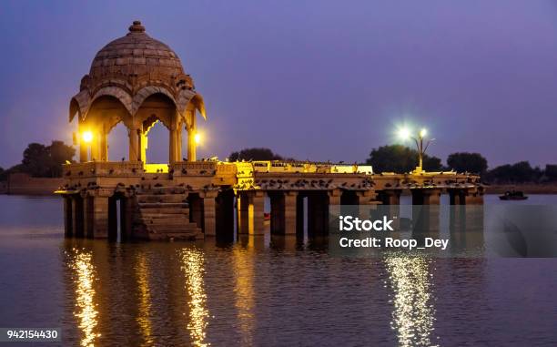 Gadi 사가 호수 Jaisalmer 밤 조명에 라자 스 탄에서 고 대 사원 0명에 대한 스톡 사진 및 기타 이미지 Istock