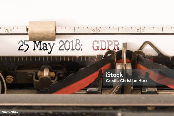 Gdpr 및 빈티지 수동 타자기에 작성 하는 시작 날짜 0명에 대한 스톡 사진 및 기타 이미지 0명 개념 개인정보보호