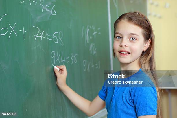 여자아이 쓰기 수학 사용하여 분필 녹색 Blackboard 고등학교 이하에 대한 스톡 사진 및 기타 이미지 고등학교 이하