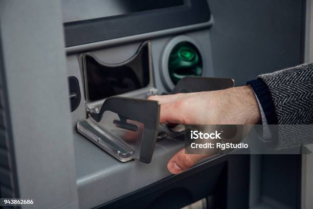 Atm 기계에서 핀 코드를 입력 하는 손 걷기에 대한 스톡 사진 및 기타 이미지 걷기 고객 기업 재무와 산업 Istock