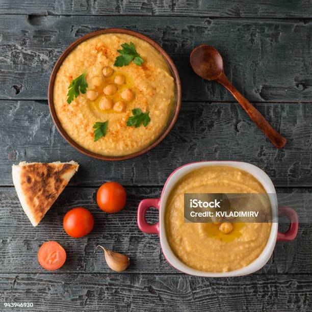 Dua Mangkuk Dengan Hummus Segar Dan Tomat Di Atas Meja Kayu Pemandangan ... Dua Mangkuk Dengan Hummus Segar Dan Tomat Di Atas Meja Kayu Pemandangan ...