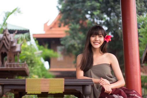 Photo Libre De Droit De Belle Jeune Fille Thai Avec La Vinaigrette Thaï Style Antique Ayutthaya
