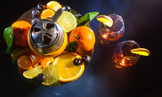 Aperol 샴페인 또는 칵테일 또는 덩굴 및 과일 그릇 오렌지 Lobule 연기 Waft 파티 축 하 테마와 함께 검은색에서