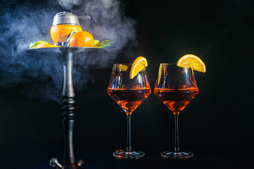 Aperol 샴페인 또는 칵테일 또는 덩굴 및 과일 그릇 오렌지 Lobule 연기 Waft 파티 축 하 테마와 함께 검은색에서
