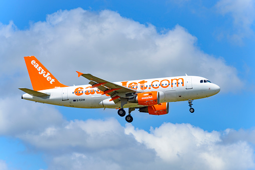 Easyjet에 어 버스 A319 비행기 스키폴 공항에 착륙을 준비 하 고 Airbus에 대한 스톡 사진 및 기타 이미지