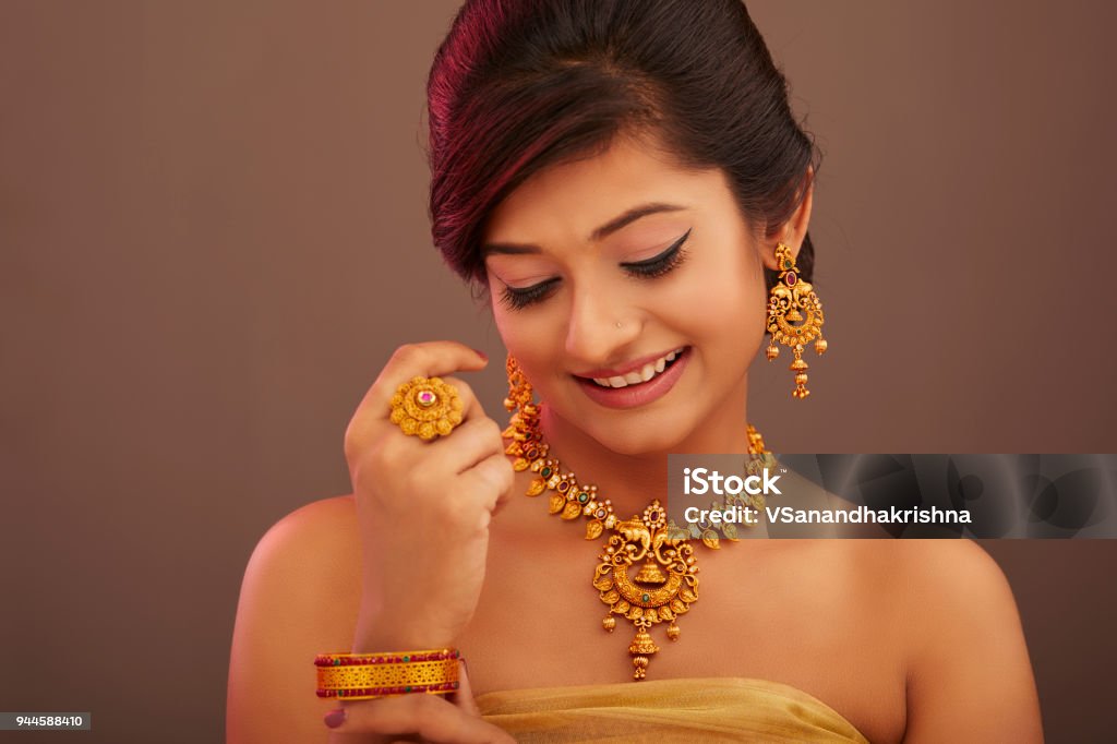 Potret Wanita Muda India Yang Cantik Dengan Perhiasan Tradisional India