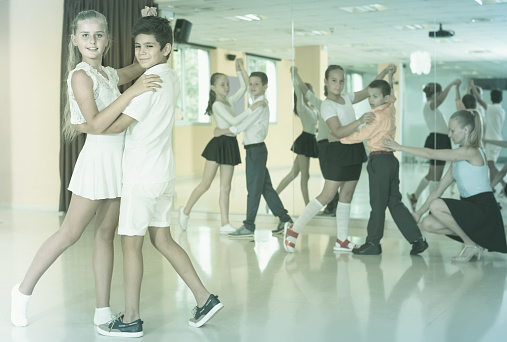 Niños Bailando La Danza Del Par En Clase Foto De Stock Y Más Banco De