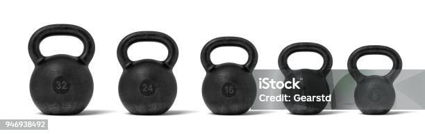32 24 16 12 8 Kg의 다른 무게 우표 한 줄에 5 개의 검은 철 Kettlebells의 3d 렌더링 킬로그램에 대한