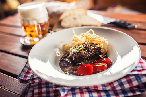 Confit 쇠고기 스테이크 소스와 함께 튀긴 양파 빵 맥주와 술집이 나 레스토랑에 장식 Draft Sports에 대한 스톡