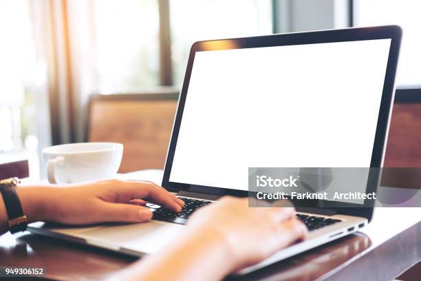 Gambar Mockup Tangan Menggunakan Laptop Dengan Layar Putih Kosong Foto