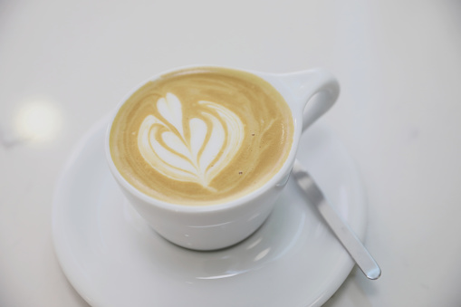 Ccappuccino 또는 커피숍에 흰색 테이블에 우유로 만든 라 떼 아트 커피 0명에 대한 스톡 사진 및 기타 이미지 0명