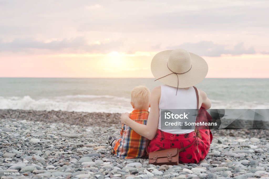 Mamma Och Son Sitter På Stranden Och Beundra Solnedgången Bakifrån