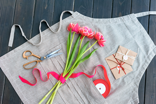 Tampilan Atas Tulip Indah Dengan Amplop Pita Dan Gunting Di Celemek ... Tampilan Atas Tulip Indah Dengan Amplop Pita Dan Gunting Di Celemek ...