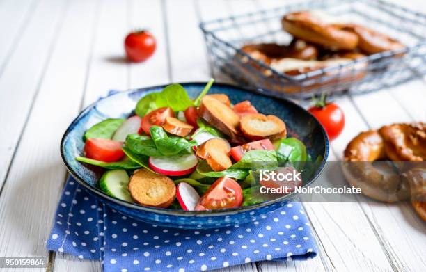 Brezensalat오이 무 토마토 시금치와 함께 전통적인 독일 꽈 배기 샐러드 슬라이스에 대한 스톡 사진 및 기타 이미지