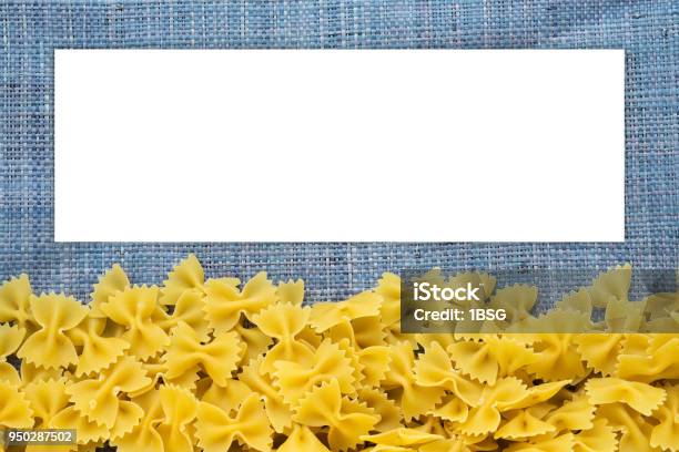 Farfalle 마 카로 니 아름 다운 소박한 블루 니트 자루 텍스처에 바닥 파스타 분해 상단에서 클로즈업 보기입니다 텍스트 및