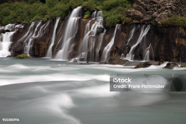 Hraunfossar 폭포 Hraunfossar 폭포의 물 Hvita 강 아이슬란드에 떨어지고 있다 가장자리에 대한 스톡 사진