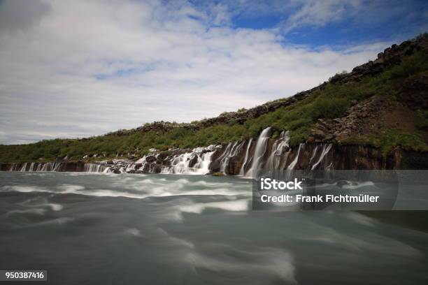 Hraunfossar 폭포 Hraunfossar 폭포의 물 Hvita 강 아이슬란드에 떨어지고 있다 가장자리에 대한 스톡 사진