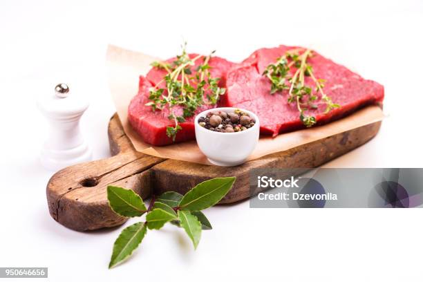 Tenderloin Daging Sapi Mentah Segar Dan Steak Marmer Dengan Bumbu Foto