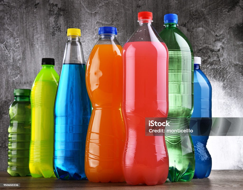 Botol Plastik Berbagai Macam Minuman Ringan Berkarbonasi Foto Stok