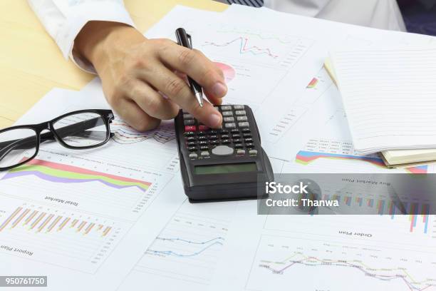 Pebisnis Menggunakan Kalkulator Dengan Grafik Bisnis Menganalisis