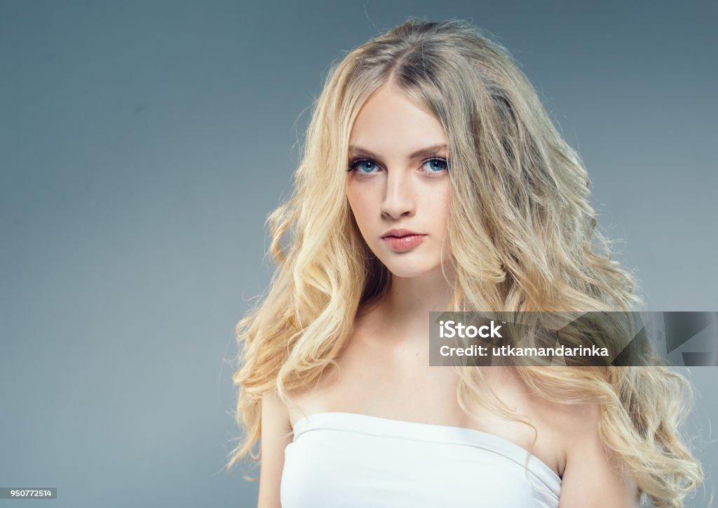 Ung Snygg Blond Tjej Med Långt Lockigt Flyga Blonda Hår Kvinna Frisk ... Ung Snygg Blond Tjej Med Långt Lockigt Flyga Blonda Hår Kvinna Frisk ...