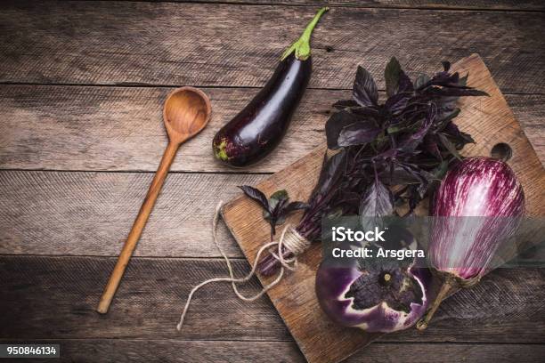 Aubergines과에 바 질 나무 테이블입니다 소박한 스타일과가 음식 사진 가을에 대한 스톡 사진 및 기타 이미지 가을