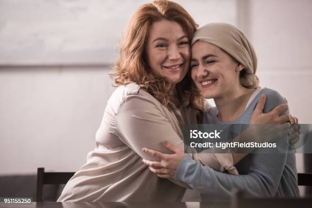 Ibu Bahagia Dan Putri Dewasa Yang Sakit Dalam Saputangan Memeluk Dan