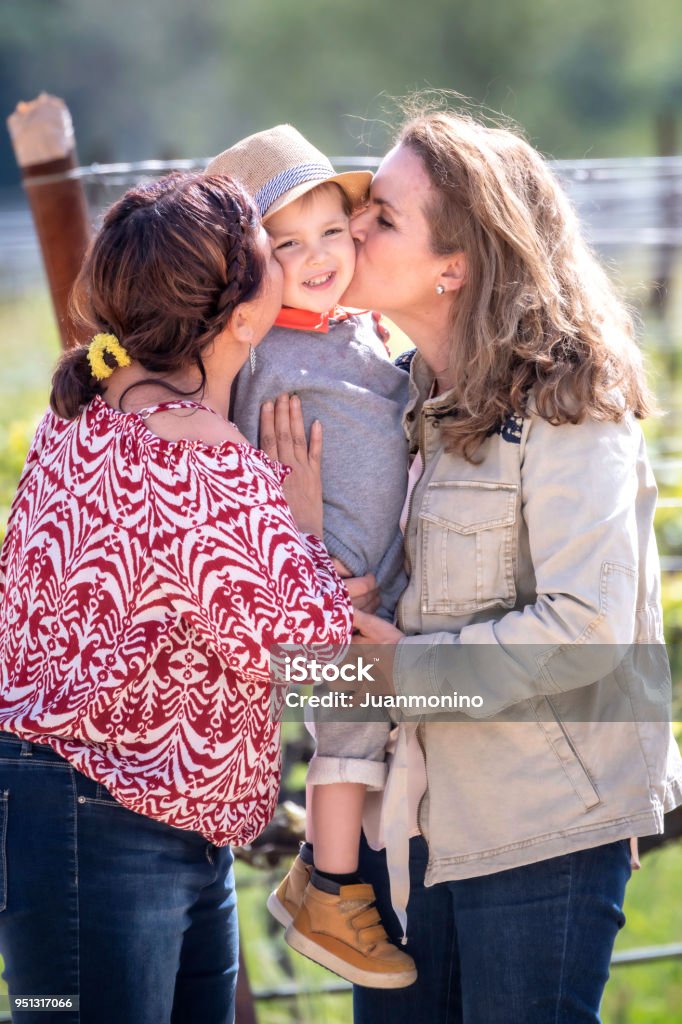 Reife Lesben Paar Posiert Mit Ihren Sohn Lächelnd Stockfoto Und Mehr Bilder Von Beide